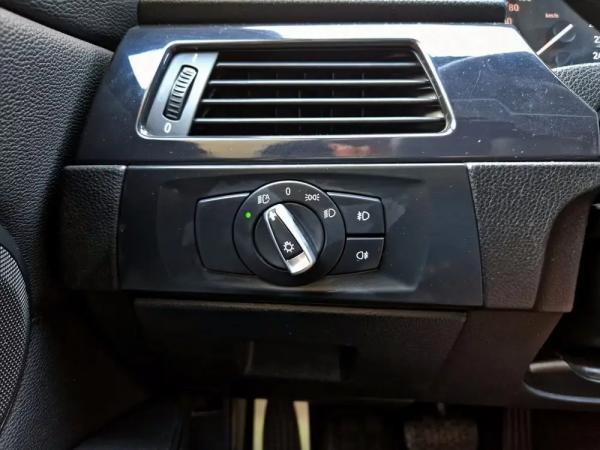 Black BMW 330 2009 in Riga, with an engine capacity of 3.00 L and mileage of 319 thousand km for 5000 €, photo 10 on AUTOMOTO.COM.LV