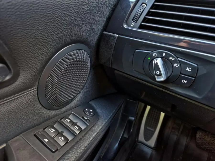Black BMW 330 2009 in Riga, with an engine capacity of 3.00 L and mileage of 319 thousand km for 5000 €, photo 14 on AUTOMOTO.COM.LV