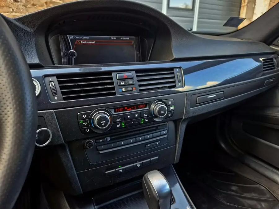 Black BMW 330 2009 in Riga, with an engine capacity of 3.00 L and mileage of 319 thousand km for 5000 €, photo 15 on AUTOMOTO.COM.LV