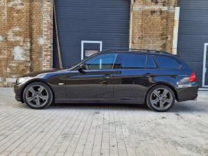 Black BMW 330 2009 in Riga, with an engine capacity of 3.00 L and mileage of 319 thousand km for 5000 €, photo 19 on AUTOMOTO.COM.LV