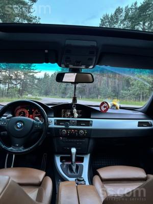 Black BMW 330 2009 in Daugavpils, with an engine capacity of 3.00 L and mileage of 328 thousand km for 8500 €, photo 6 on AUTOMOTO.COM.LV