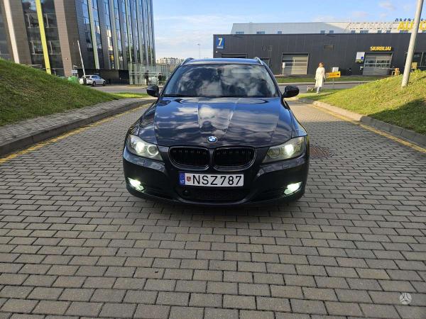 Melns BMW 330 2010 Viļņa, ar dzinēja tilpumu 2.99 L un nobraukumu 380 tūkst. km par 4650 €, foto 1 vietnē AUTOMOTO.COM.LV