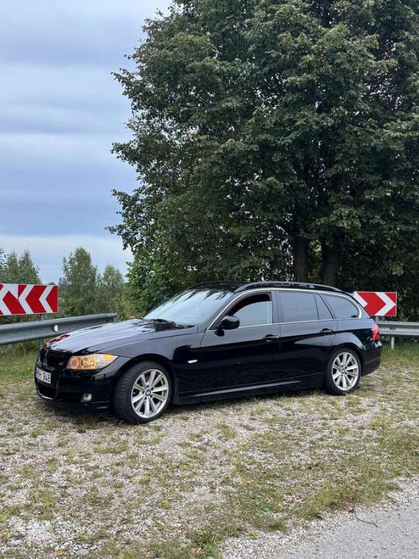 Black BMW 330 2010 in Skuodas, with an engine capacity of 3.00 L and mileage of 425 thousand km for 4900 €, photo 3 on AUTOMOTO.COM.LV