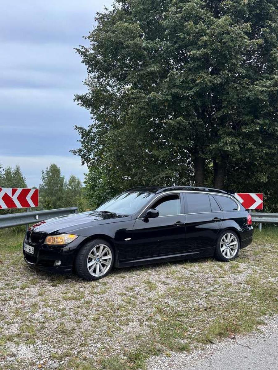 Black BMW 330 2010 in Skuodas, with an engine capacity of 3.00 L and mileage of 425 thousand km for 4900 €, photo 3 on AUTOMOTO.COM.LV