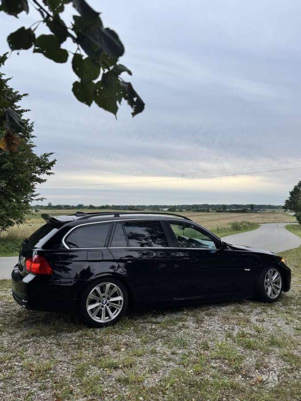Black BMW 330 2010 in Skuodas, with an engine capacity of 3.00 L and mileage of 425 thousand km for 4900 €, photo 4 on AUTOMOTO.COM.LV