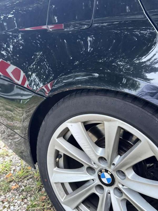 Black BMW 330 2010 in Skuodas, with an engine capacity of 3.00 L and mileage of 425 thousand km for 4900 €, photo 5 on AUTOMOTO.COM.LV