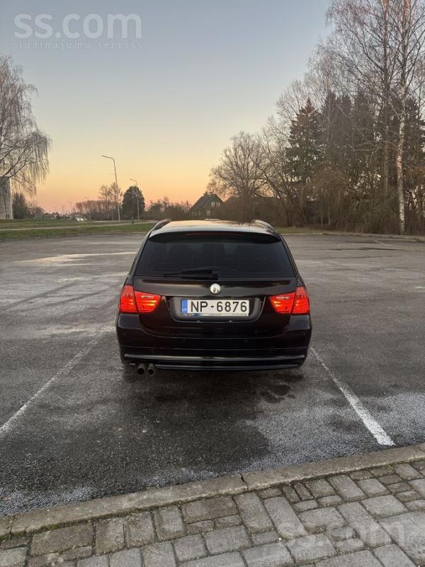 Black BMW 330 2011 in Aizkraukle, with an engine capacity of 3.00 L and mileage of 401 thousand km for 5450 €, photo 4 on AUTOMOTO.COM.LV