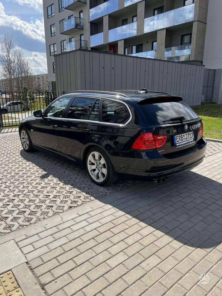 Melns BMW 330 2011 Viļņa, ar dzinēja tilpumu 3.00 L un nobraukumu 32 tūkst. km par 4990 €, foto 5 vietnē AUTOMOTO.COM.LV