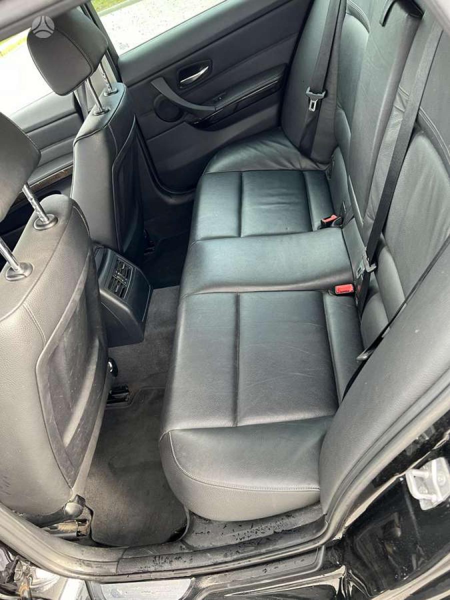 Melns BMW 330 2011 Viļņa, ar dzinēja tilpumu 3.00 L un nobraukumu 32 tūkst. km par 4990 €, foto 7 vietnē AUTOMOTO.COM.LV