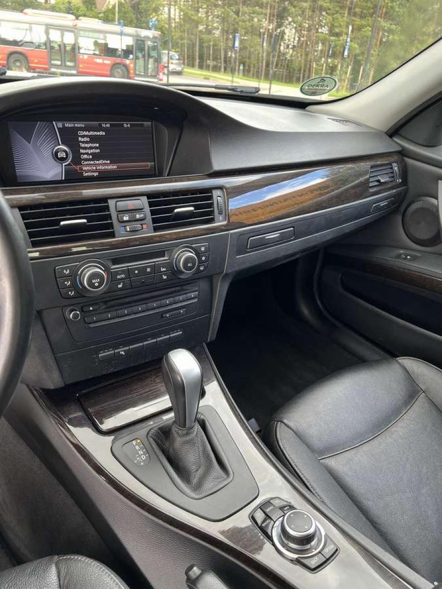 Melns BMW 330 2011 Viļņa, ar dzinēja tilpumu 3.00 L un nobraukumu 32 tūkst. km par 4990 €, foto 8 vietnē AUTOMOTO.COM.LV