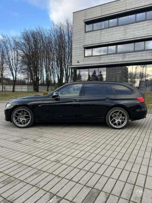 Black BMW 330 2013 in Kaunas, with an engine capacity of 2.99 L and mileage of 273 thousand km for 9690 €, photo 5 on AUTOMOTO.COM.LV