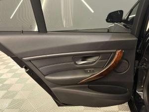 Black BMW 330 2013 in Marijampole, with an engine capacity of 2.99 L and mileage of 257 thousand km for 10999 €, photo 21 on AUTOMOTO.COM.LV