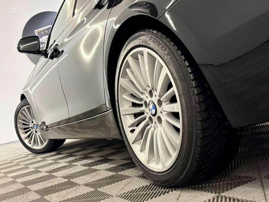 Black BMW 330 2013 in Marijampole, with an engine capacity of 2.99 L and mileage of 257 thousand km for 10999 €, photo 23 on AUTOMOTO.COM.LV