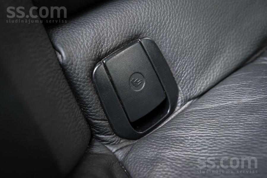 Black BMW 330 2013 in Riga, with an engine capacity of 3.00 L and mileage of 377 thousand km for 9250 €, photo 15 on AUTOMOTO.COM.LV