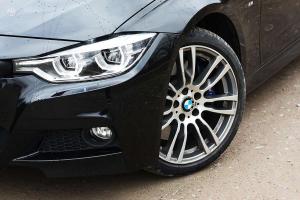 Black BMW 330 2014 in Kretinga, with an engine capacity of 2.99 L and mileage of 303 thousand km for 11999 €, photo 4 on AUTOMOTO.COM.LV