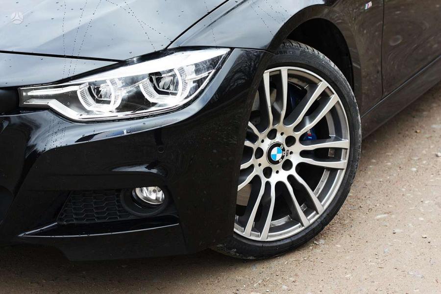 Black BMW 330 2014 in Kretinga, with an engine capacity of 2.99 L and mileage of 303 thousand km for 11999 €, photo 4 on AUTOMOTO.COM.LV