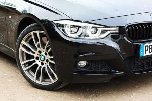 Black BMW 330 2014 in Kretinga, with an engine capacity of 2.99 L and mileage of 303 thousand km for 11999 €, photo 9 on AUTOMOTO.COM.LV