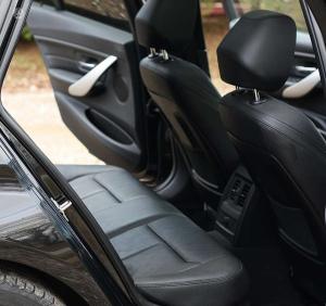 Black BMW 330 2014 in Kretinga, with an engine capacity of 2.99 L and mileage of 303 thousand km for 11999 €, photo 38 on AUTOMOTO.COM.LV