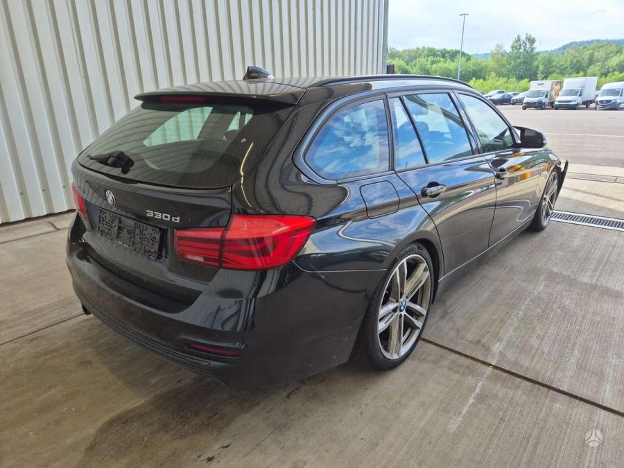 Black BMW 330 2016 in Vilnius, with an engine capacity of 2.99 L and mileage of 193 thousand km for 10050 €, photo 5 on AUTOMOTO.COM.LV