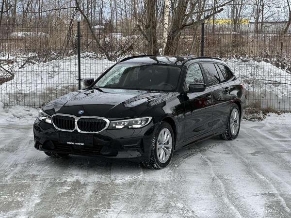 Black BMW 330 2021 in Vilnius, with an engine capacity of 2.00 L and mileage of 194 thousand km for 20490 €, photo 3 on AUTOMOTO.COM.LV