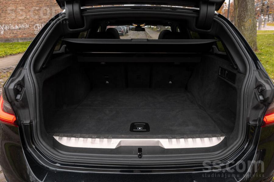 Black BMW 330 2021 in Jelgava, with an engine capacity of 2.00 L and mileage of 205 thousand km for 20900 €, photo 27 on AUTOMOTO.COM.LV
