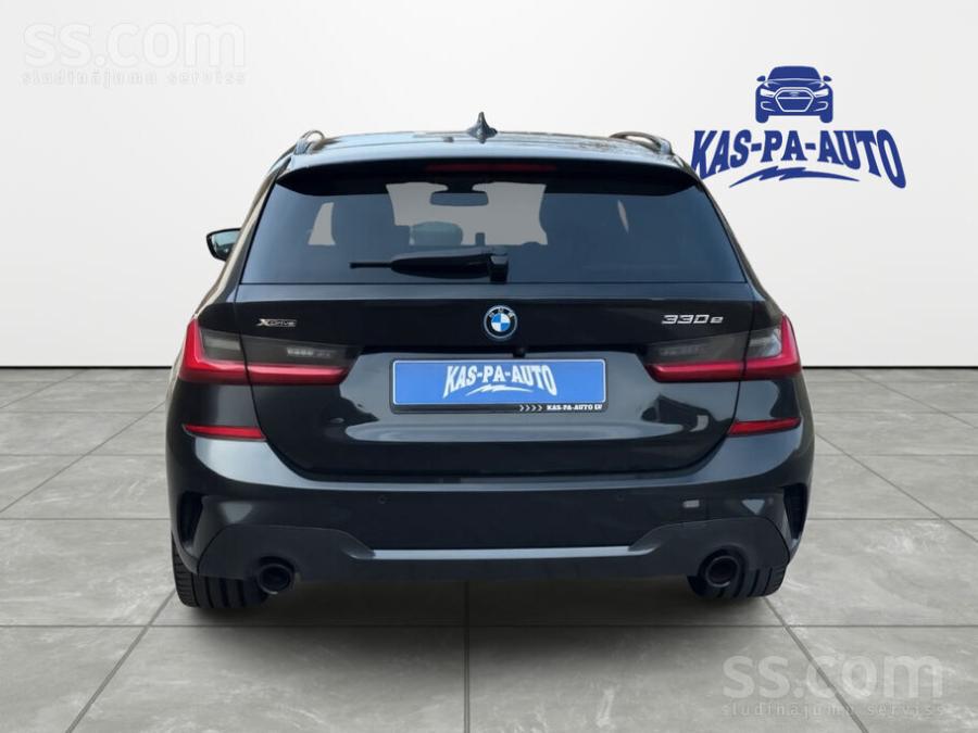 Black BMW 330 2021 in Riga, with an engine capacity of 2.00 L and mileage of 176 thousand km for 23999 €, photo 7 on AUTOMOTO.COM.LV