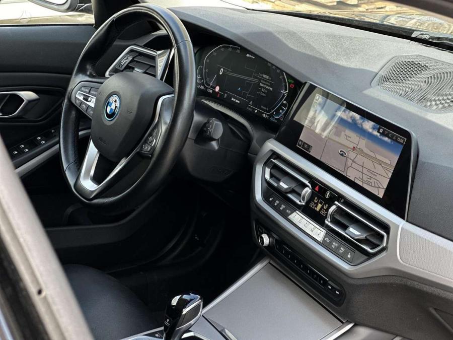 Black BMW 330 2021 in Vilnius, with an engine capacity of 2.00 L and mileage of 194 thousand km for 19790 €, photo 25 on AUTOMOTO.COM.LV