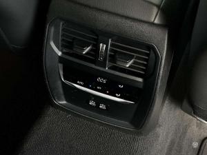 Black BMW 330 2021 in Vilnius, with an engine capacity of 2.00 L and mileage of 194 thousand km for 19790 €, photo 29 on AUTOMOTO.COM.LV