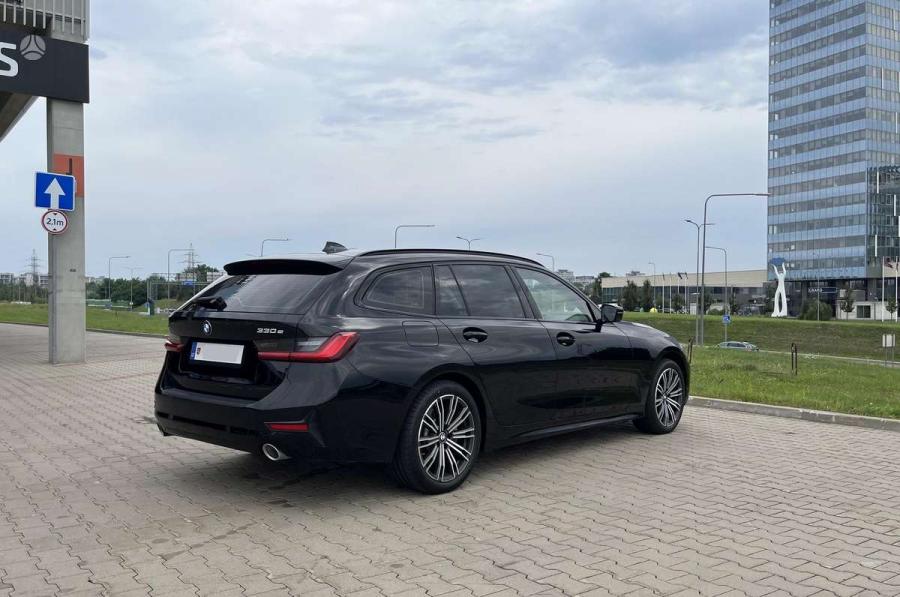 Black BMW 330 2021 in Vilnius, with an engine capacity of 2.00 L and mileage of 141 thousand km for 21900 €, photo 7 on AUTOMOTO.COM.LV