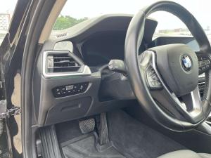 Black BMW 330 2021 in Vilnius, with an engine capacity of 2.00 L and mileage of 141 thousand km for 21900 €, photo 16 on AUTOMOTO.COM.LV