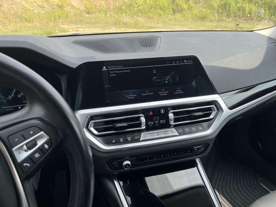 Black BMW 330 2021 in Vilnius, with an engine capacity of 2.00 L and mileage of 141 thousand km for 21900 €, photo 20 on AUTOMOTO.COM.LV