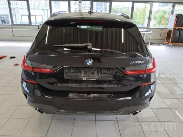 Black BMW 330 2021 in Riga, with an engine capacity of 3.00 L and mileage of 194 thousand km for 24700 €, photo 4 on AUTOMOTO.COM.LV