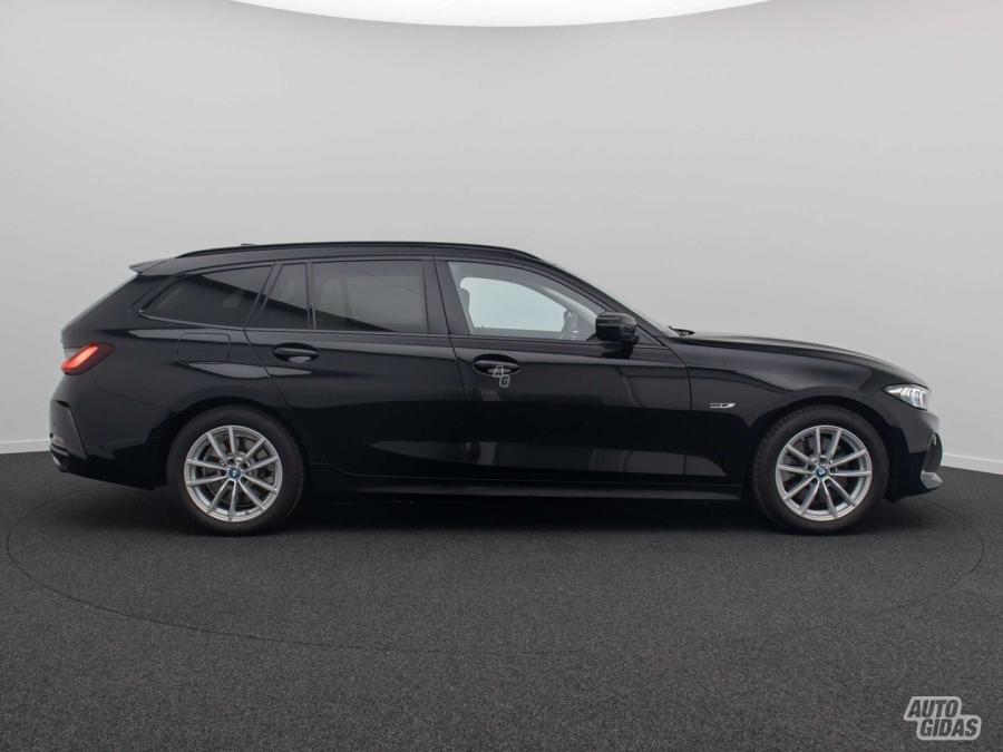 Black BMW 330 2022 in Kaunas, with an engine capacity of 2.00 L and mileage of 55 thousand km for 31669 €, photo 5 on AUTOMOTO.COM.LV