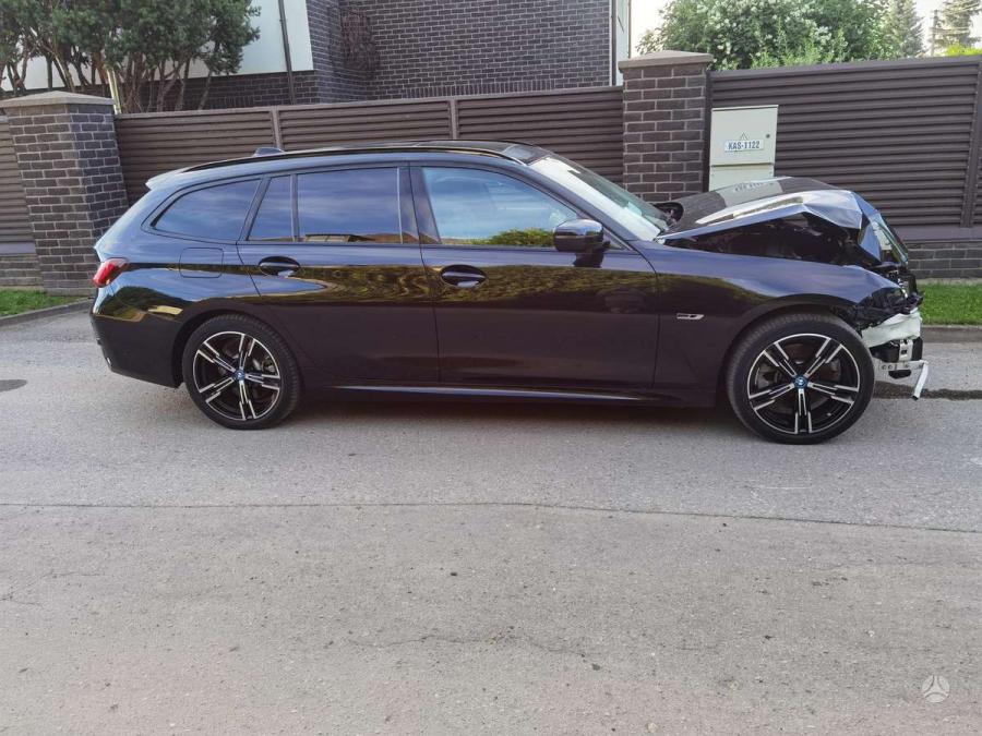 Black BMW 330 2023 in Kaunas, with an engine capacity of 2.00 L and mileage of 52 thousand km for 12900 €, photo 4 on AUTOMOTO.COM.LV