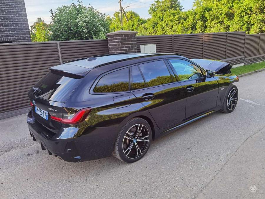 Black BMW 330 2023 in Kaunas, with an engine capacity of 2.00 L and mileage of 52 thousand km for 12900 €, photo 7 on AUTOMOTO.COM.LV