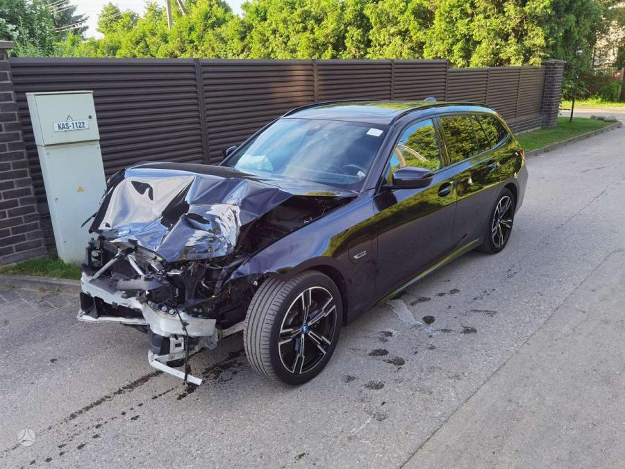 Black BMW 330 2023 in Kaunas, with an engine capacity of 2.00 L and mileage of 52 thousand km for 12900 €, photo 10 on AUTOMOTO.COM.LV
