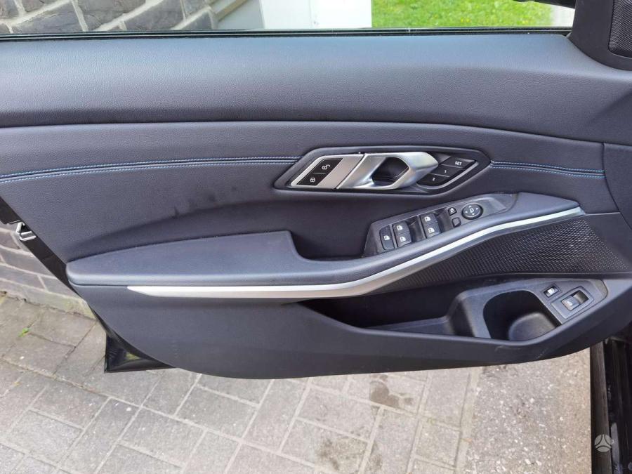 Black BMW 330 2023 in Kaunas, with an engine capacity of 2.00 L and mileage of 52 thousand km for 12900 €, photo 17 on AUTOMOTO.COM.LV