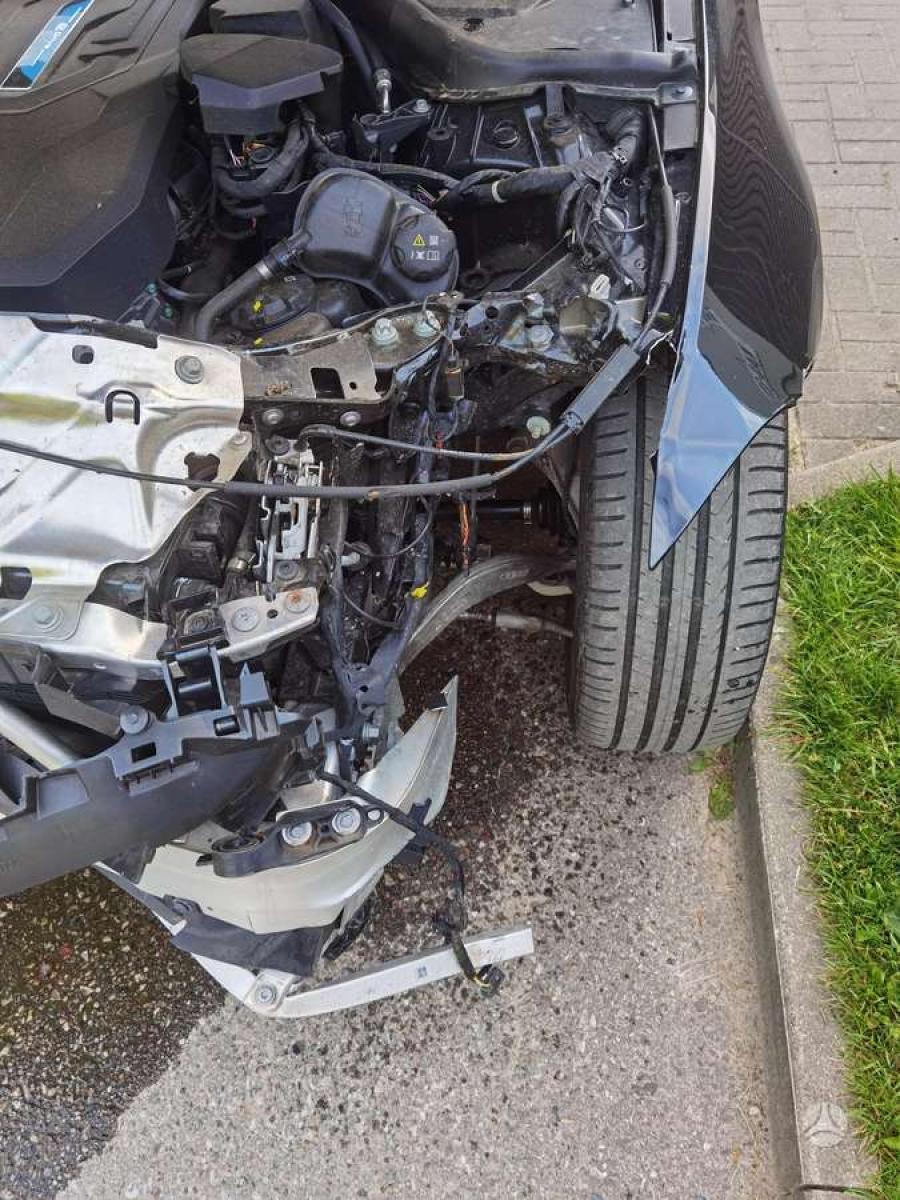 Black BMW 330 2023 in Kaunas, with an engine capacity of 2.00 L and mileage of 52 thousand km for 12900 €, photo 36 on AUTOMOTO.COM.LV