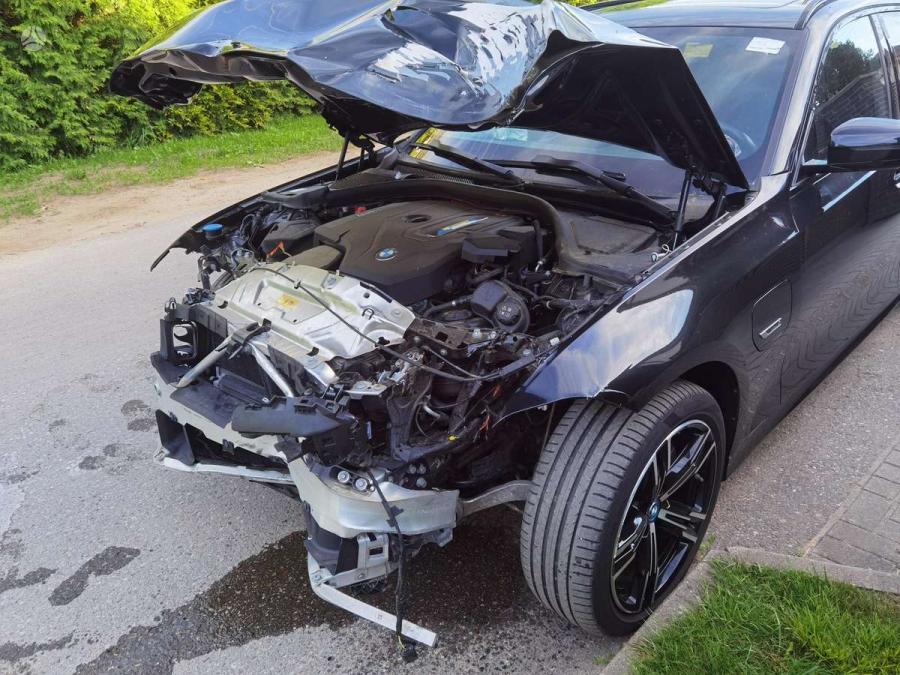 Black BMW 330 2023 in Kaunas, with an engine capacity of 2.00 L and mileage of 52 thousand km for 12900 €, photo 37 on AUTOMOTO.COM.LV