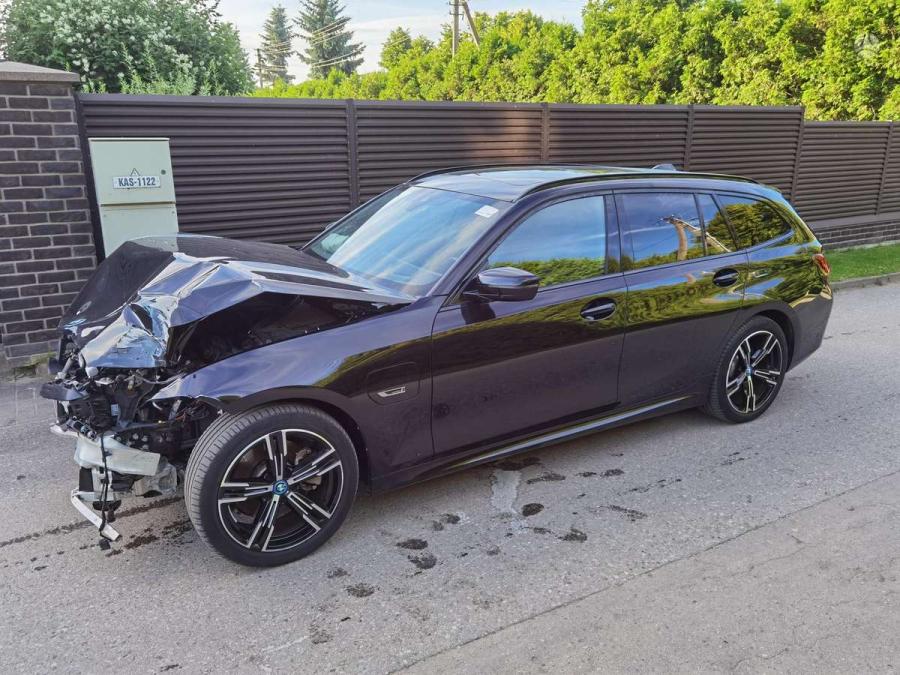Black BMW 330 2023 in Kaunas, with an engine capacity of 2.00 L and mileage of 52 thousand km for 12900 €, photo 40 on AUTOMOTO.COM.LV