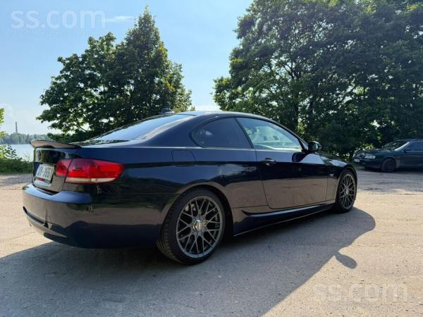 Blue BMW 330 2009 in Riga, with an engine capacity of 3.00 L and mileage of 300 thousand km for 8000 €, photo 5 on AUTOMOTO.COM.LV
