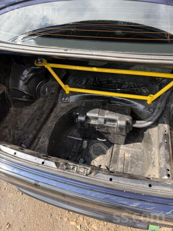Zils BMW 330 2002 Rīga, ar dzinēja tilpumu 3.00 L un nobraukumu 300 tūkst. km par 4000 €, foto 5 vietnē AUTOMOTO.COM.LV