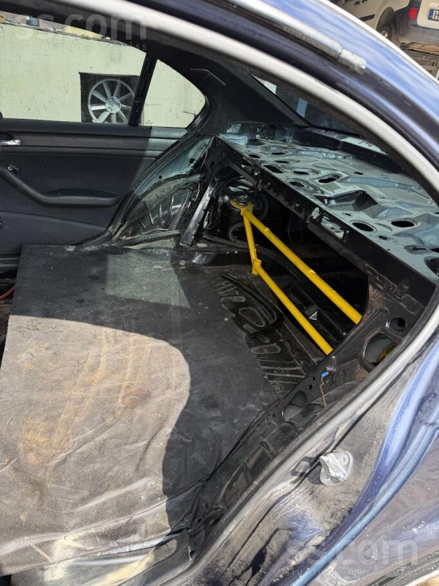 Zils BMW 330 2002 Rīga, ar dzinēja tilpumu 3.00 L un nobraukumu 300 tūkst. km par 4000 €, foto 7 vietnē AUTOMOTO.COM.LV