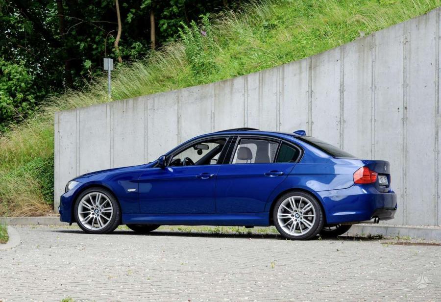 Blue BMW 330 2010 in Vilnius, with an engine capacity of 2.99 L and mileage of 210 thousand km for 9850 €, photo 3 on AUTOMOTO.COM.LV
