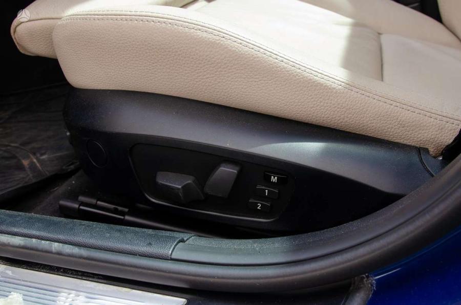 Blue BMW 330 2010 in Vilnius, with an engine capacity of 2.99 L and mileage of 210 thousand km for 9850 €, photo 10 on AUTOMOTO.COM.LV