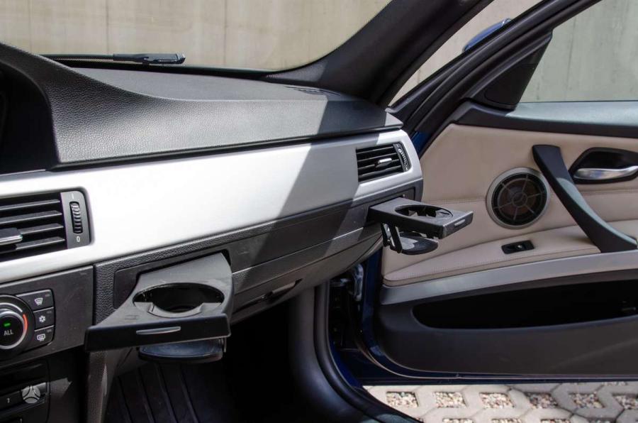 Blue BMW 330 2010 in Vilnius, with an engine capacity of 2.99 L and mileage of 210 thousand km for 9850 €, photo 13 on AUTOMOTO.COM.LV