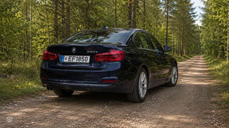 Blue BMW 330 2016 in Vilnius, with an engine capacity of 2.00 L and mileage of 222 thousand km for 12900 €, photo 4 on AUTOMOTO.COM.LV