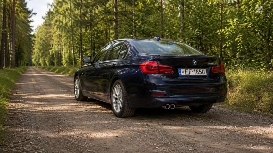 Blue BMW 330 2016 in Vilnius, with an engine capacity of 2.00 L and mileage of 222 thousand km for 12900 €, photo 5 on AUTOMOTO.COM.LV