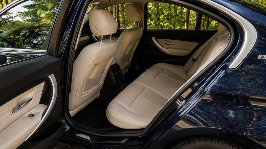 Blue BMW 330 2016 in Vilnius, with an engine capacity of 2.00 L and mileage of 222 thousand km for 12900 €, photo 12 on AUTOMOTO.COM.LV