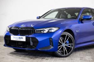 Blue BMW 330 2023 in Vilnius, with an engine capacity of 2.00 L and mileage of 72 thousand km for 38993 €, photo 3 on AUTOMOTO.COM.LV